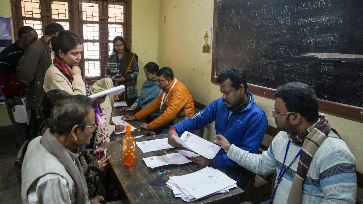 West Bengal SIR: Union Minister claims former official Manoj Pant ...