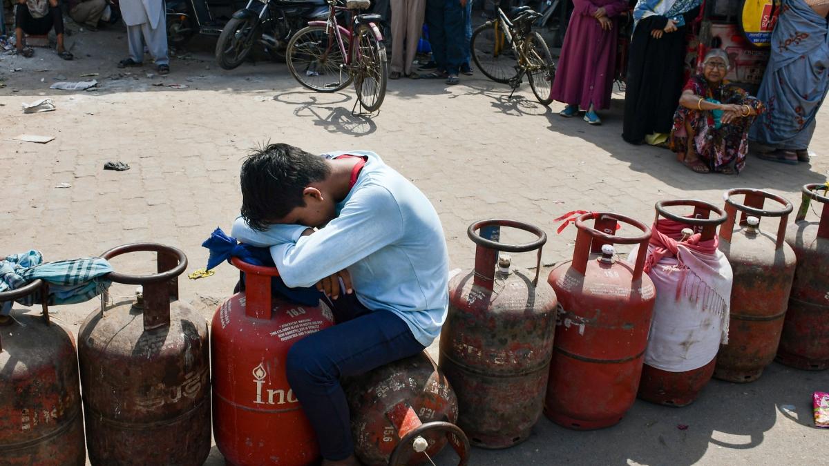 India Energy Crisis 2026: Commercial PNG Shift & LPG Raids ...