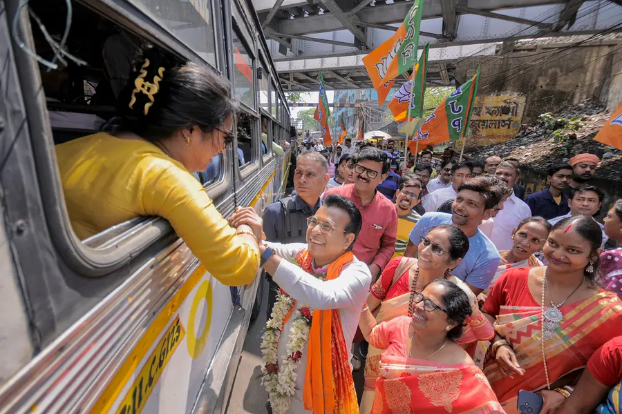 Candidates roll rotis, shave beards, chant kirtans as Bengal poll trail ...