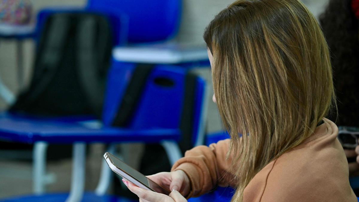 കുട്ടികളുടെ മൊബൈൽ ഉപയോഗം നിയന്ത്രിക്കാൻ കർണാടക സർക്കാർ നിയമം ...