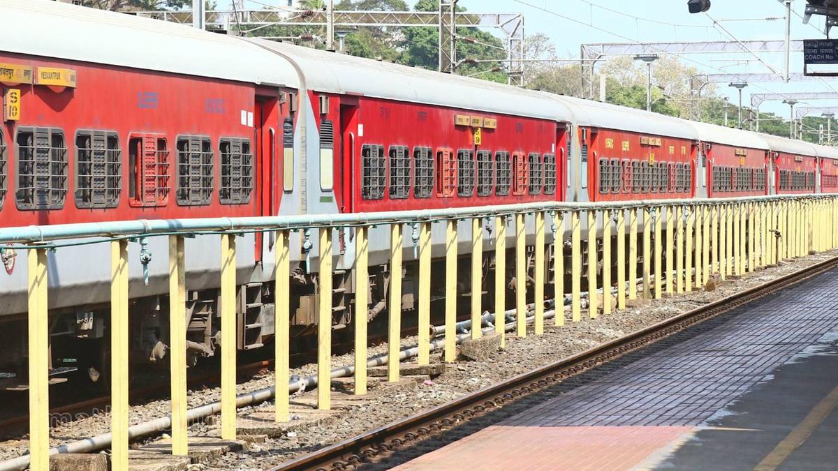 ദീർഘദൂര ട്രെയിനുകളിൽ ഇനി 'ഫ്ലെയിം-ഫ്രീ' പാചകം; റെയിൽവേ അനുമതി നൽകി ...