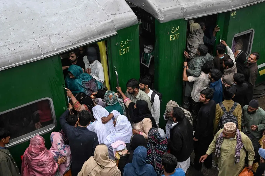 Pakistan train derailment: 25 injured after Tezgam Express accident in ...