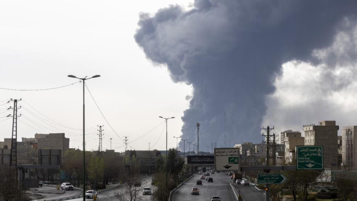 Video shows moment Bahrain’s Bapco refinery tank erupts in massive ...