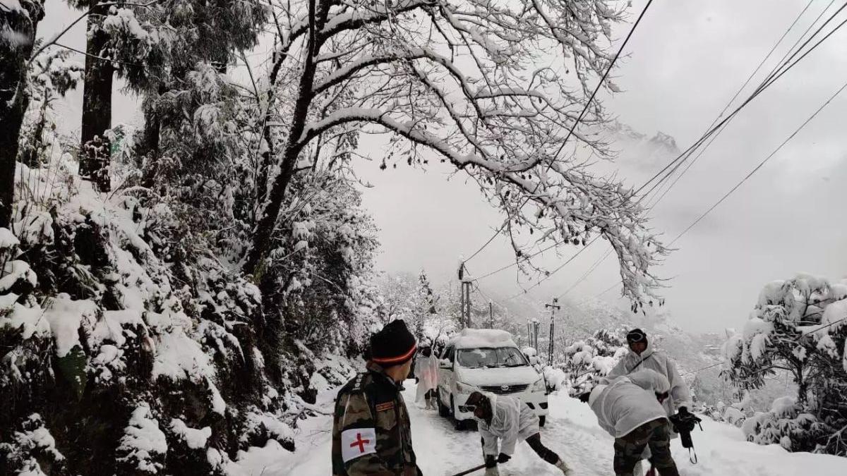 ‘It turned from holiday to survival mode’: 800 tourists stranded in ...