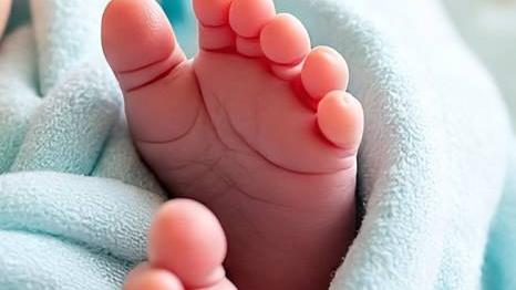വീട്ടുകാരറിയാതെ പ്രസവം; പിഞ്ചുകുഞ്ഞിനെ കൊലപ്പെടുത്തി കട്ടിലിനടിയി ...