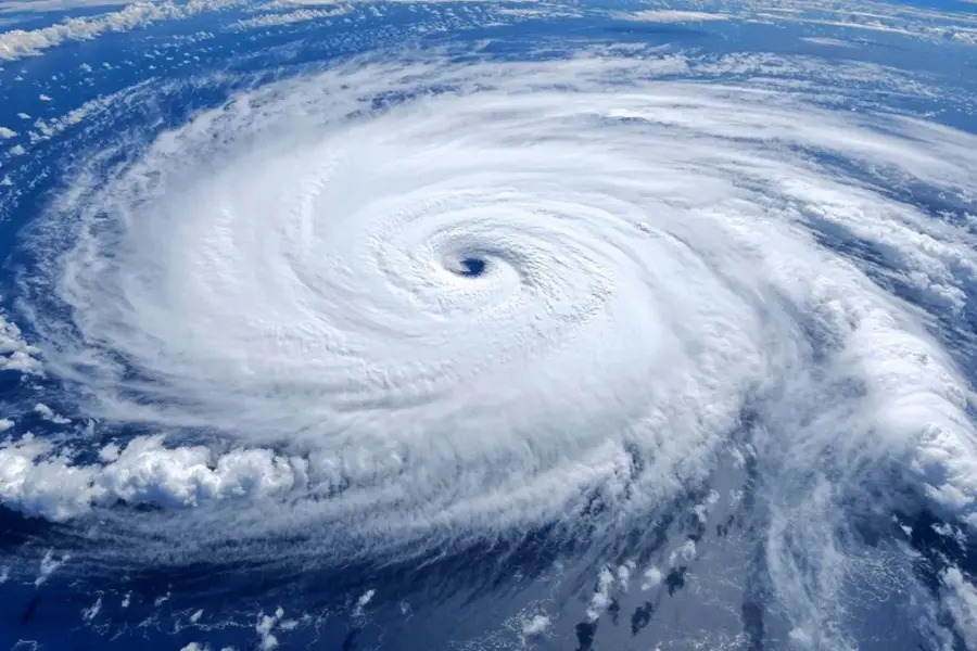 42-foot waves slam Mariana Islands as Super Typhoon Sinlaku intensifies ...