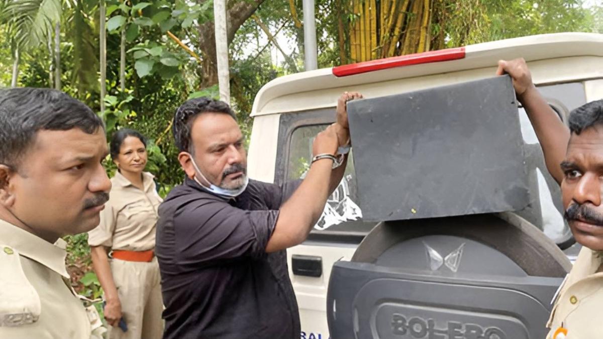 ലോക്കർ സഹിതം 25 പവൻ മോഷ്ടിച്ചു; വീടിന്റെ നോട്ടക്കാരൻ അറസ്റ്റി ...