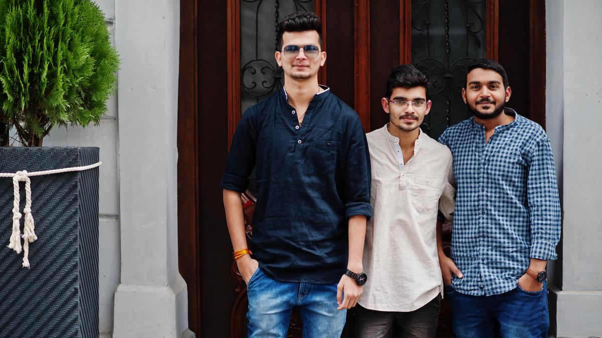 മധ്യവർഗം പ്രതിസന്ധിയിൽ: തൊഴിൽ കുറയുന്നു, ജീവിതച്ചെലവും കടബാധ്യതയും ...