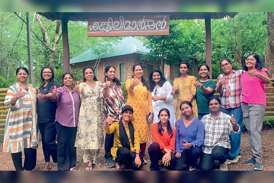 വനംവികസന കോർപ്പറേഷന്റെ ആദ്യ 'ലേഡീസ് ഒൺലി' വനയാത്ര: അരിപ്പയിൽ വൻ വിജയം ...