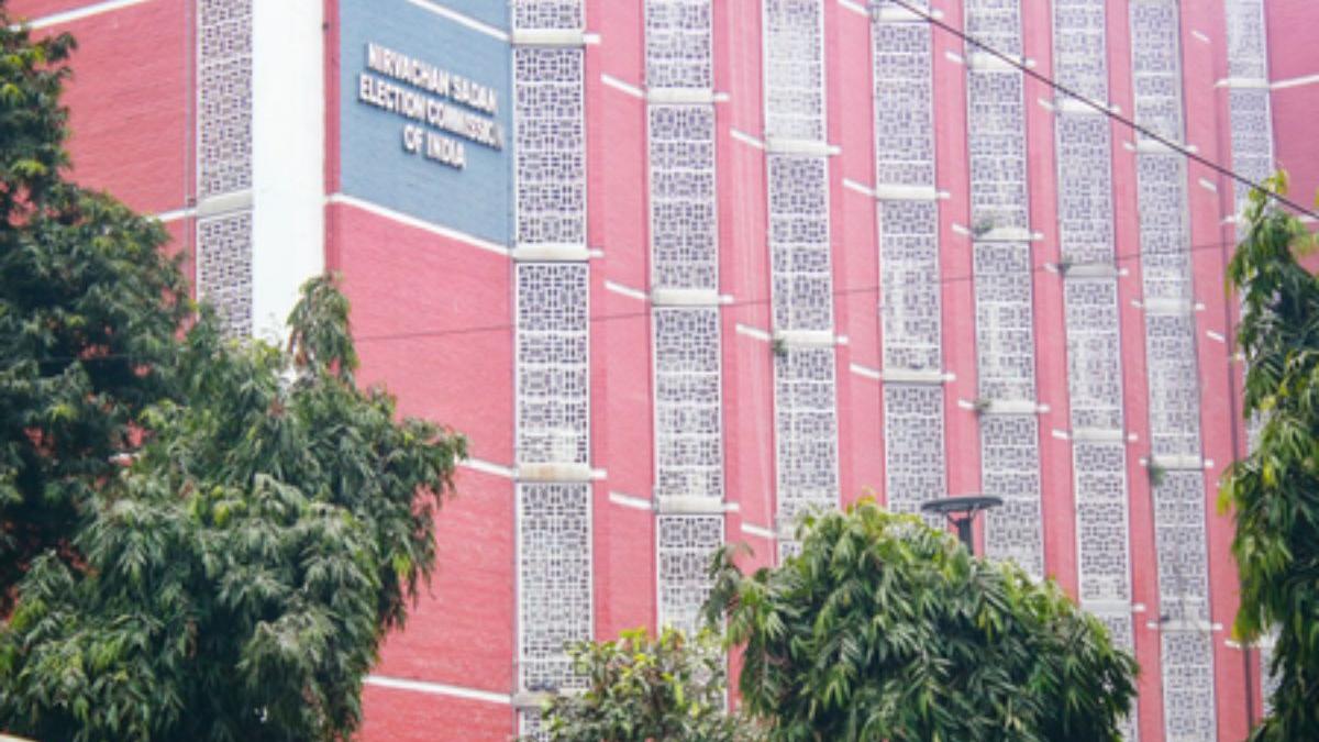 ECI cracks down on West Bengal Police: Five officers suspended for bias ...