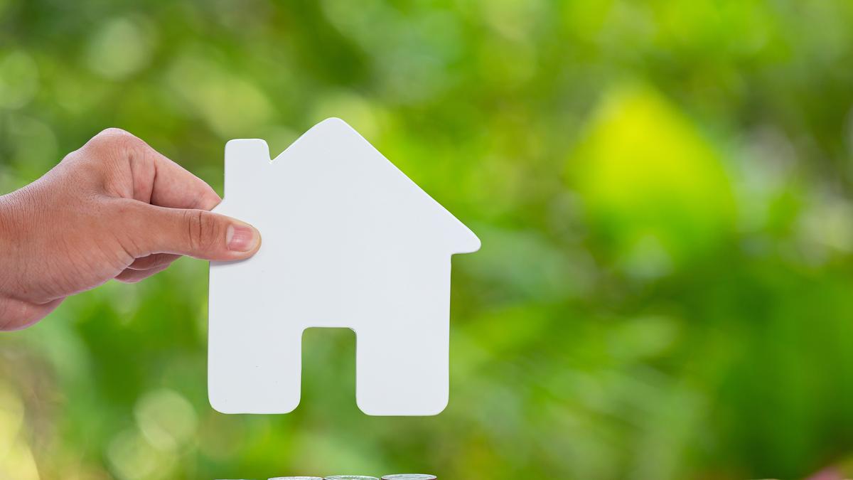 ഓഹരിയേക്കാൾ നേട്ടം: 2026-ൽ REITs, InvITs നിക്ഷേപ സാധ്യതകൾ | REITs and ...