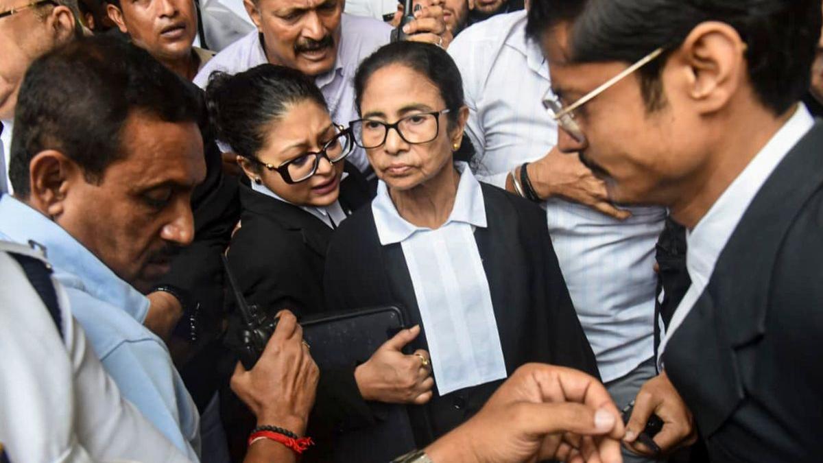 Mamata Banerjee faces ‘chor’ slogans at Calcutta High Court, struggles ...