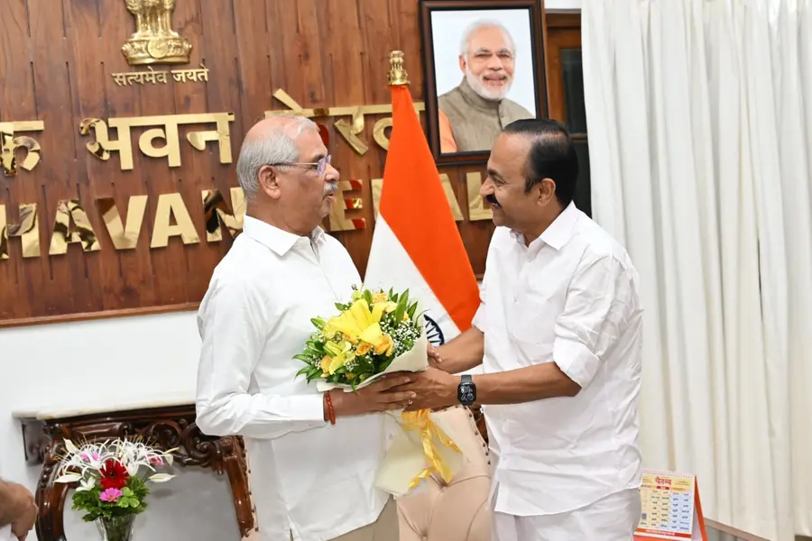 VD Satheesan meets Kerala Governor, stakes claim to form UDF government ...