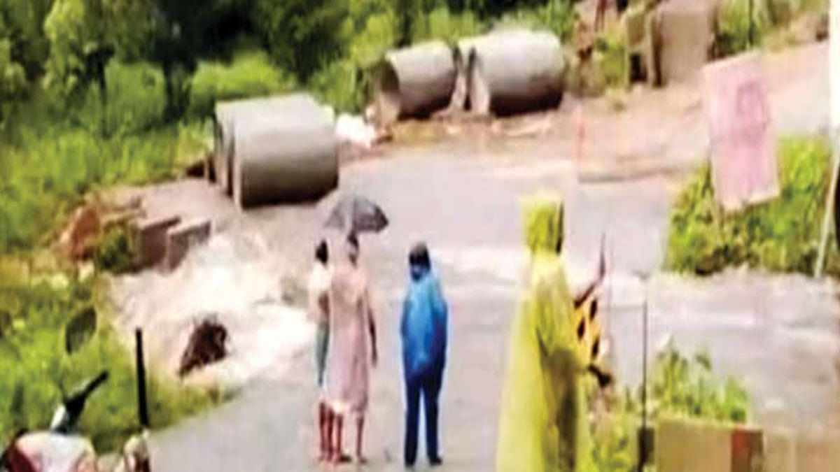 മലവെള്ളപ്പാച്ചിൽ; കോഴിക്കോട് മുത്തപ്പൻപുഴയിൽ താത്കാലിക പാലം ഒലിച്ചുപോയി ...
