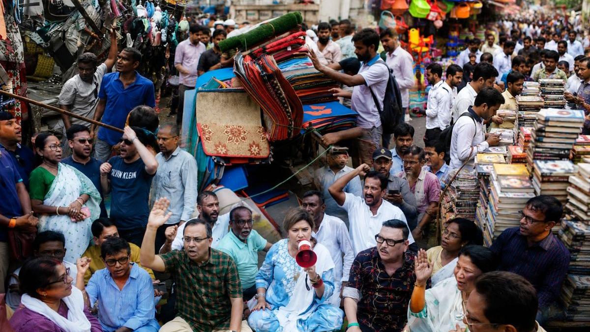 College Street eviction buzz triggers anxiety as hawker protests ...
