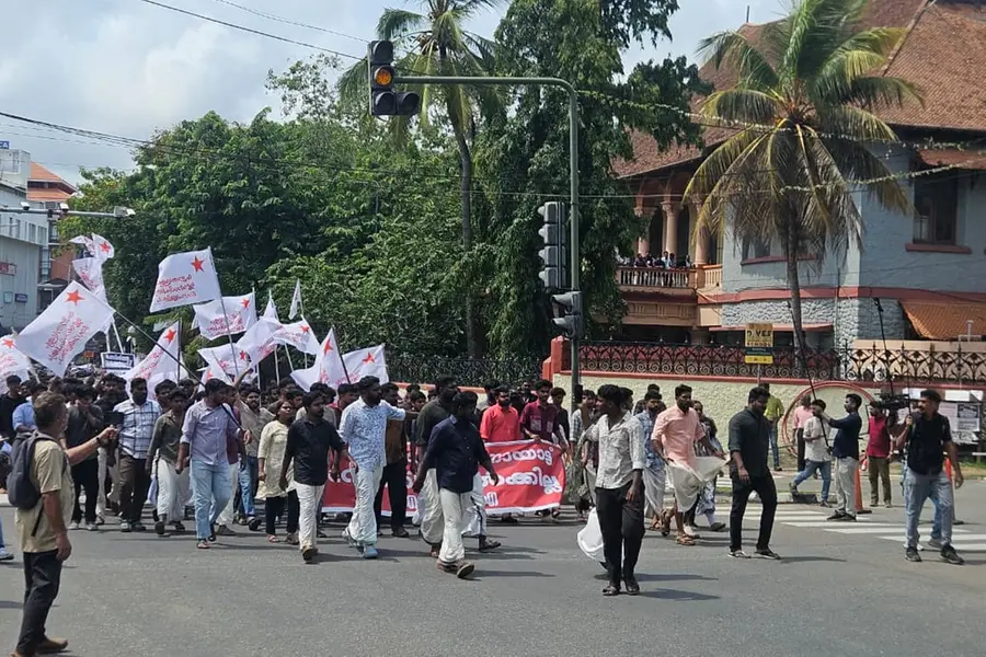 കേരള സർവകലാശാലാ സംഘർഷം: സംസ്ഥാനത്ത് എസ്എഫ്ഐ പ്രതിഷേധം ശക്തമാകുന്നു ...