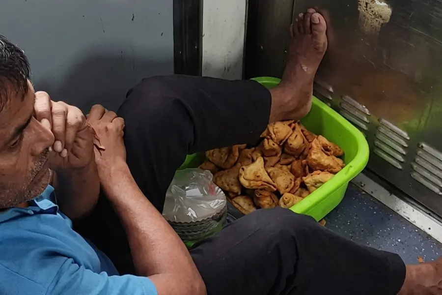 ട്രെയിനിൽ വില്‍ക്കുന്ന ഭക്ഷണത്തിന് മുകളില്‍ കാല് വെച്ച് കച്ചവടക്കാരന് ...