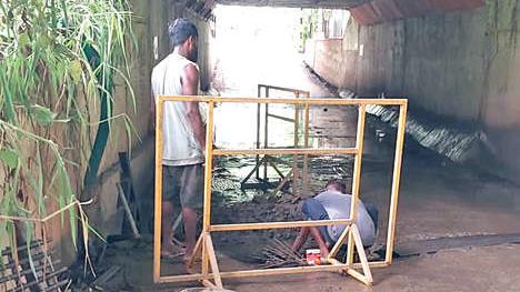 വെള്ളാന ജങ്ഷൻ അടിപ്പാത:കാനയുടെ മേൽമൂടി നന്നാക്കുന്നു | Mathrubhumi