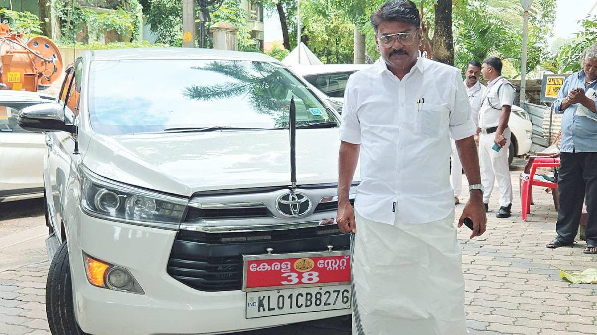 ഔദ്യോഗിക വാഹനത്തിന് തൊടുപുഴയുടെ 38 നമ്പർ സ്വന്തമാക്കി അപു ജോൺ ജോസഫ് ...