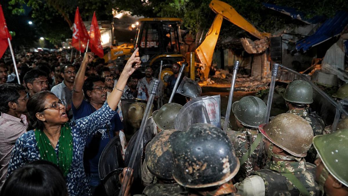 Jadavpur hawker eviction sparks lathicharge row, five arrested during ...