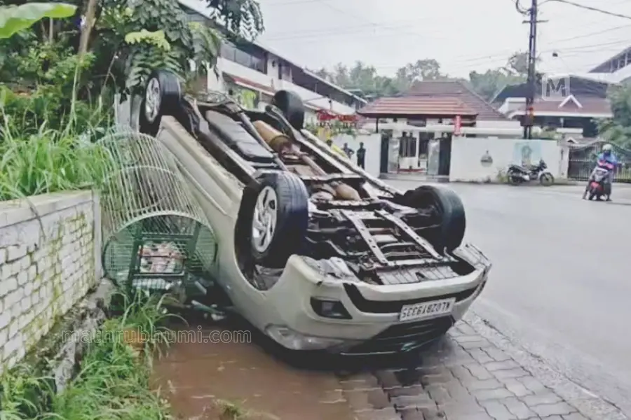 വർക്കലയിൽ ഇന്നോവ കാർ മറിഞ്ഞു: അഞ്ച് പേർക്ക് പരിക്ക്, രണ്ട് പേരുടെ നില ...