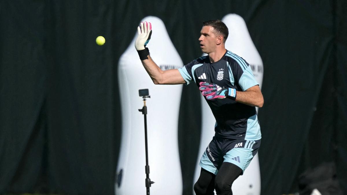 Argentina's Emi Martinez Returns to Full Training Following Finger ...