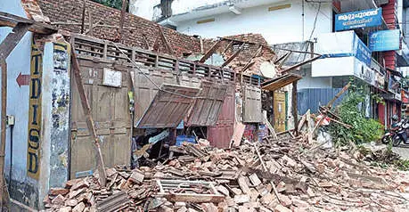 Sixty-year-old building collapses in Venmani, Kerala | News Minimalist